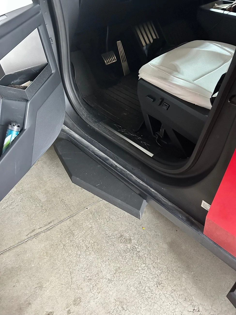 Cybertruck side steps installed | Tesla Cybertruck Forum - Cybertruck ...