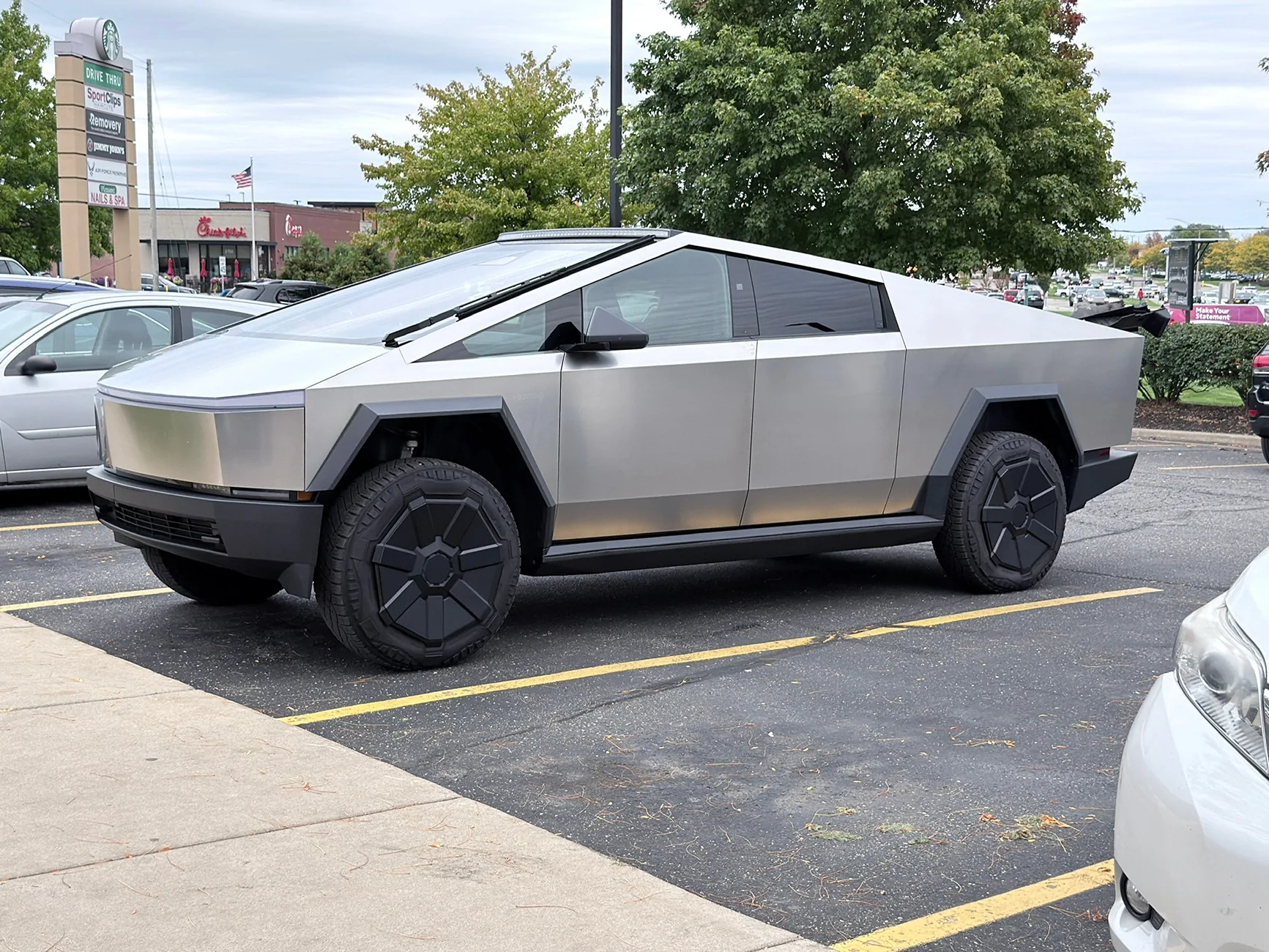 OEM Tesla Rock Sliders + Body Armor Skidplate (Cybertruck Terrestrial ...