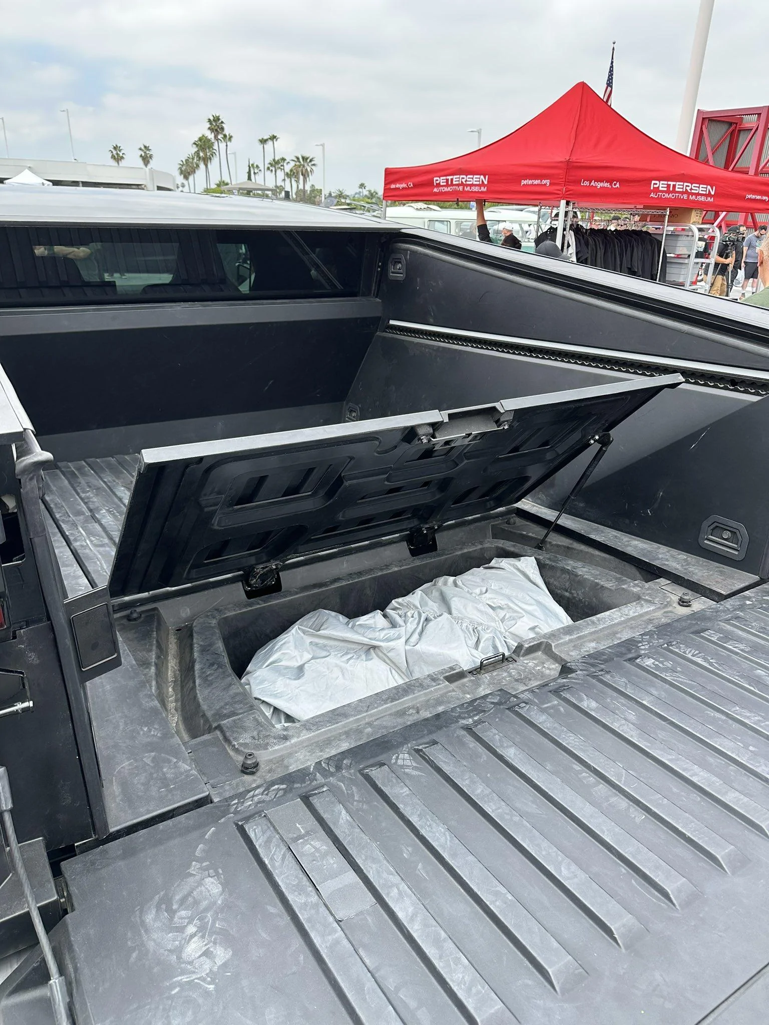 Cybertruck vault sub-trunk fully opened! + Tonneau cover and tailgate ...