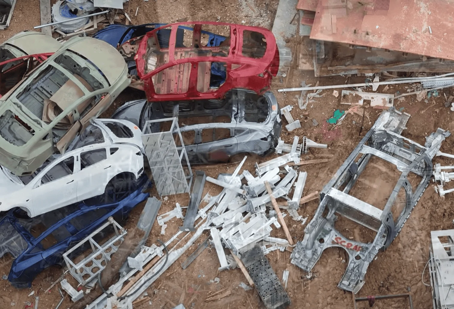 Cybertruck frame in scrap yard shows no midgate and other details ...