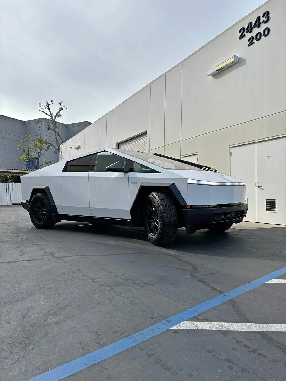 This Cybertruck in Gloss White PPF would fit in at a Tuxedo Event ...