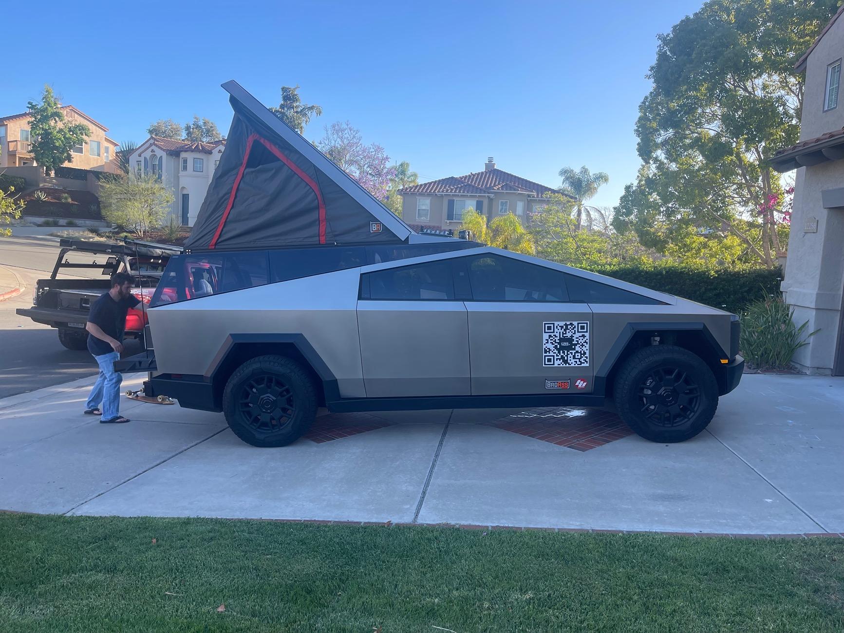CYBERTRUCKco World’s First Production-Intent roofrack w/ custom rooftop ...